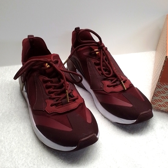 Fabletics | Shoes | Brand New In Original Box Fabletics Echo Sneakers ...